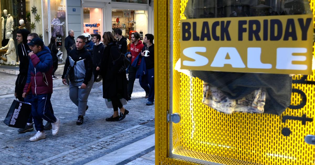 Πώς η κρίση του κόστους διαβίωσης ρίχνει τη σκιά της στη Black Friday | Proson