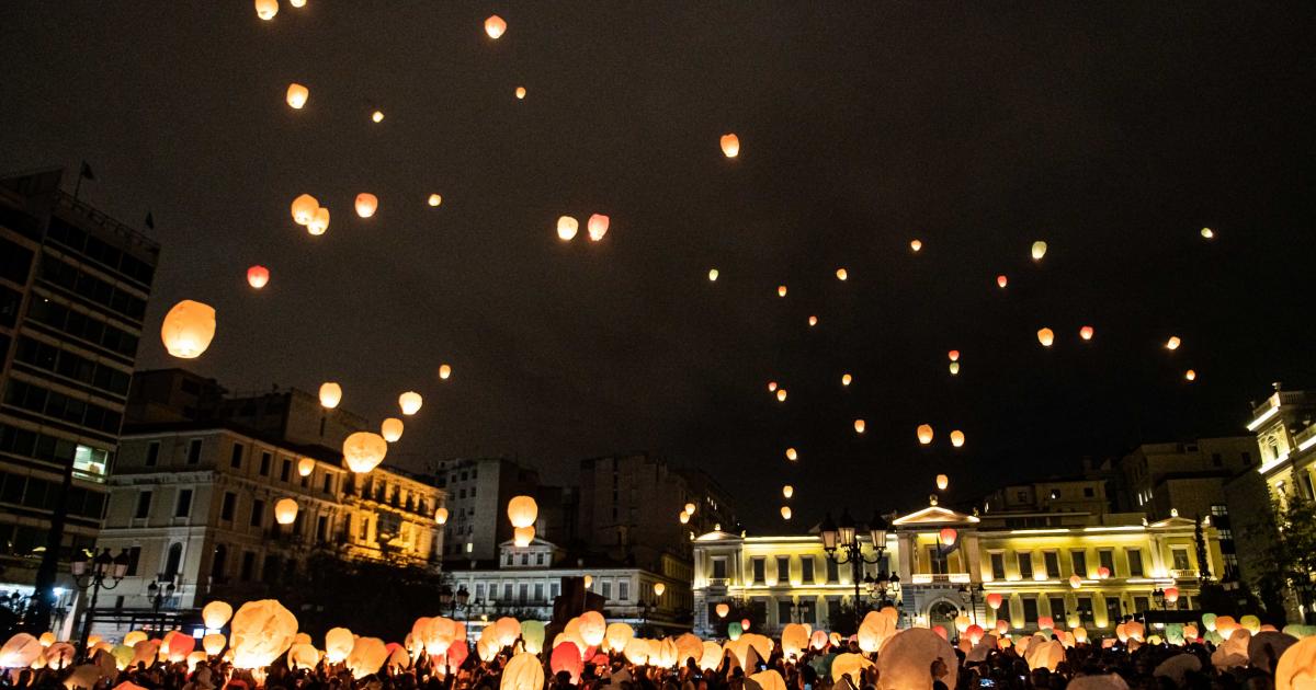 Την παραμονή των Χριστουγέννων ο ουρανός πάνω από την πλατεία Κοτζιά θα ...