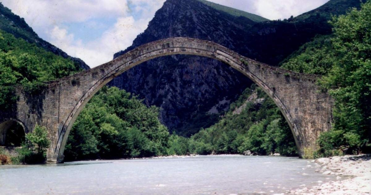 Αγιασμός των υδάτων μετά από 8 χρόνια στο ιστορικό γεφύρι της Πλάκας ...