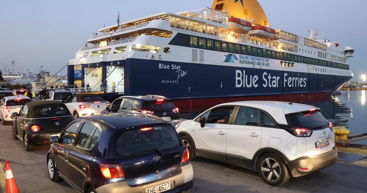 Η έξοδος των εκλογέων: Αυξημένη κίνηση στο λιμάνι του Πειραιά και στα ...