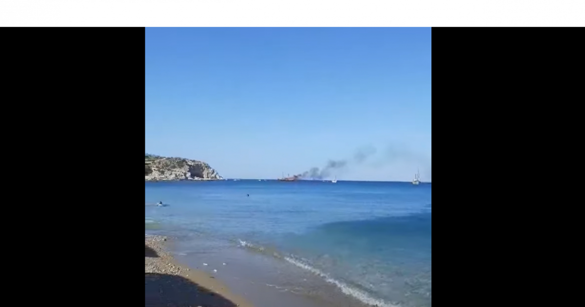 Ξέσπασε φωτιά σε τουριστικό πλοιάριο στη Ρόδο | Proson