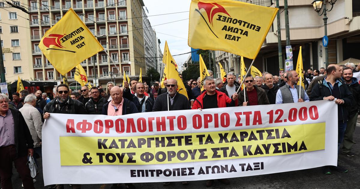 Μεγαλειώδη πορεία πραγματοποίησαν δικηγόροι, κάτοχοι ταξί και ελεύθεροι επαγγελματίες | Proson