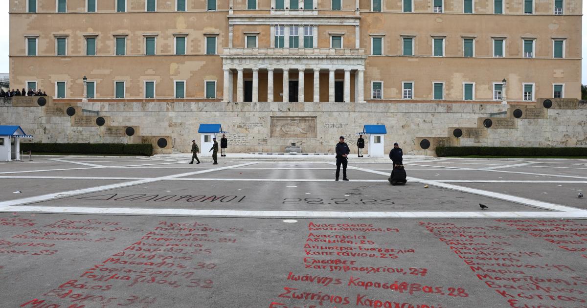Τέμπη: Έσβησαν τα ονόματα των 57 νεκρών έξω από τη Βουλή (Βίντεο) | Proson