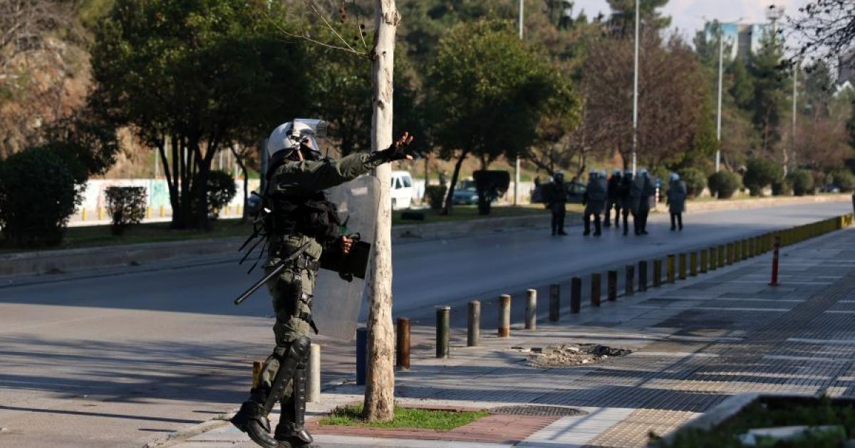 Θεσσαλονίκη: Επεισόδια με χημικά και χειροβομβίδες έξω από το ΑΠΘ | Proson