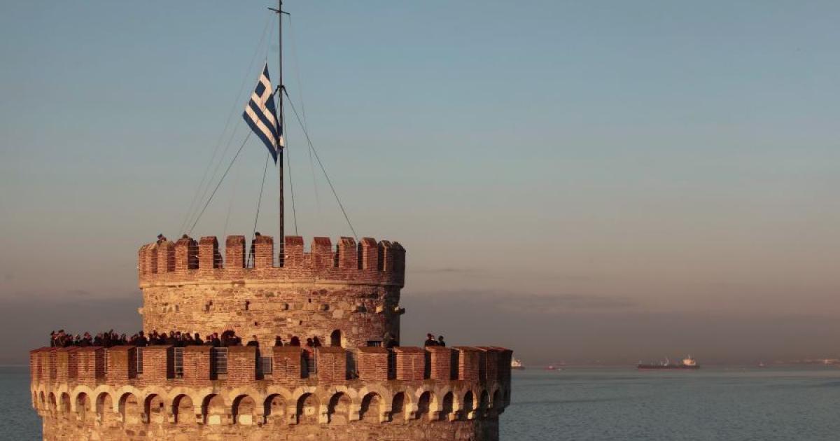 Συναγερμός στη Θεσσαλονίκη: Άνδρας έπεσε από τον Λευκό Πύργο (βίντεο ...