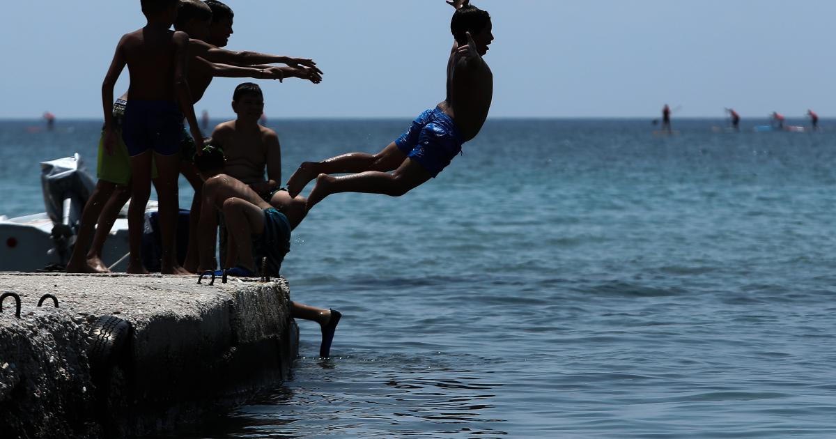 Τιμές που «γδέρνουν» στις πλαζ της Αττικής: Μέχρι και 60€ για μια ...