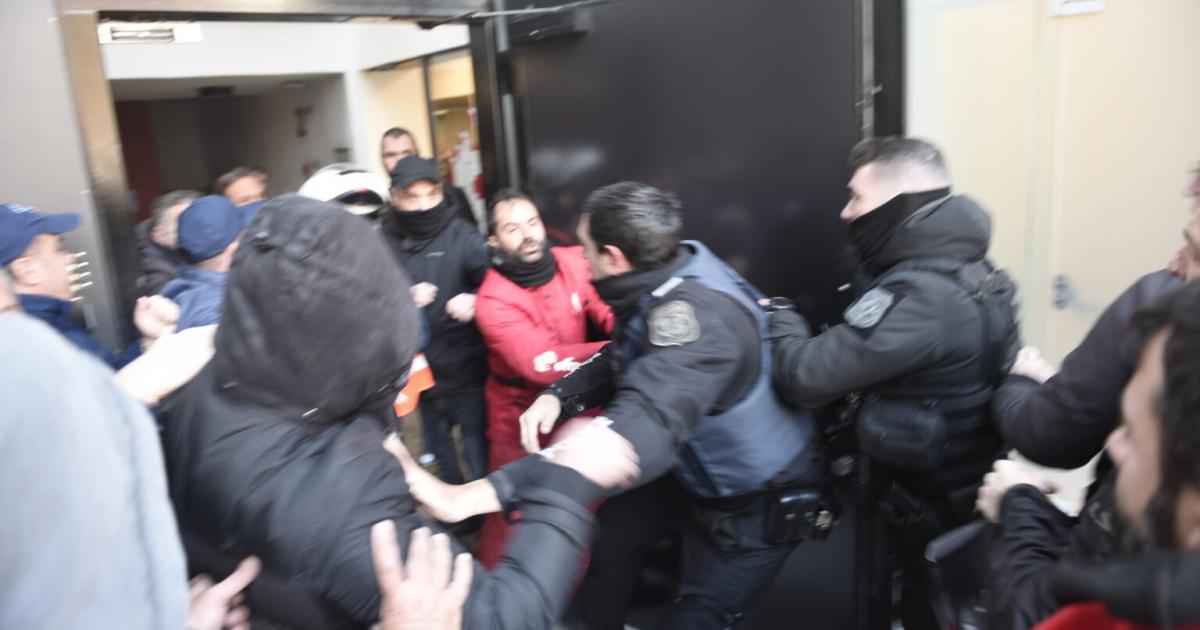 Αστυνομικοί επιτέθηκαν σε αγωνιζόμενους εργαζόμενους της efood (Φωτογραφίες) | Proson