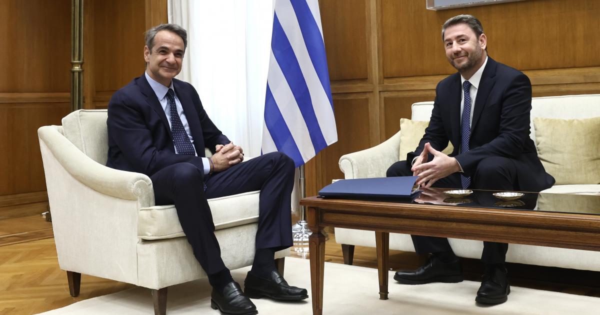«Τετ α τετ» Μητσοτάκη - Ανδρουλάκη στη Βουλή: Τι συζήτησαν οι πολικοί ...