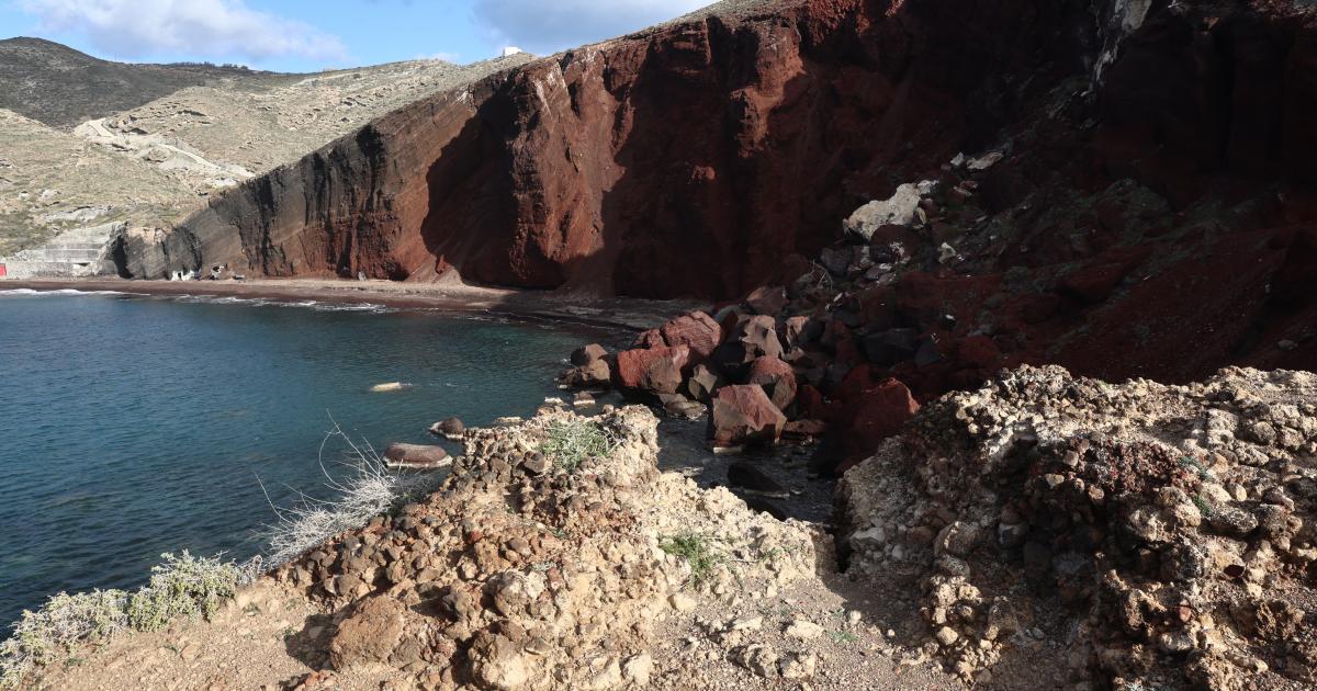 Σαντορίνη: Έκλεισε η Κόκκινη Παραλία μετά από κατολίσθηση | Proson