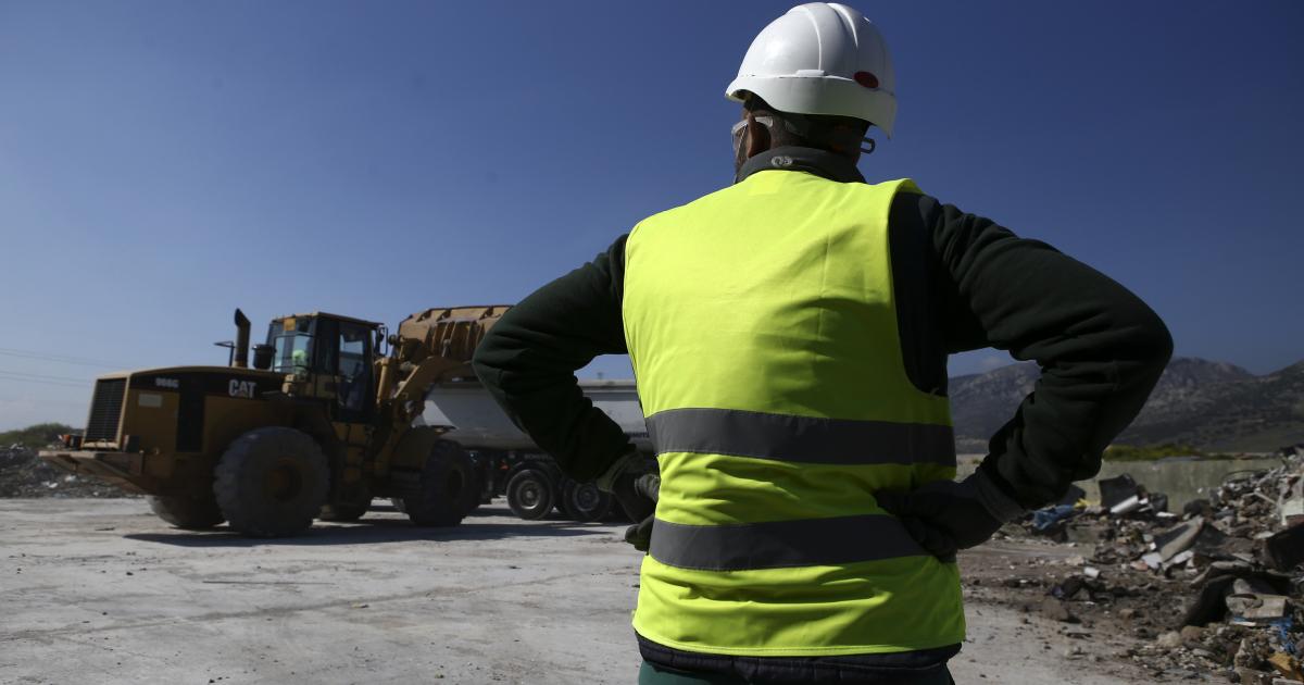 Ελληνικό: Εργασία στον καύσωνα χωρίς προστασία - «Δεν θα σκοτωθούμε για τα χρονοδιαγράμματά τους ...