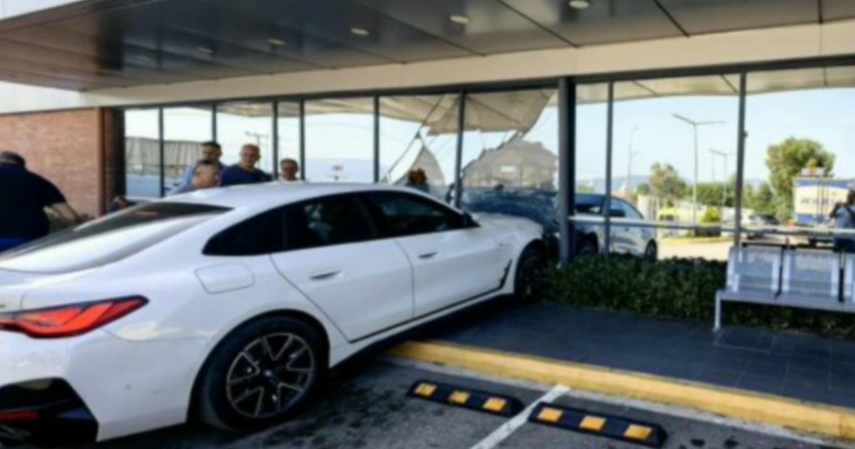 Πάτρα: ΙΧ «καρφώθηκε» σε τζαμαρία σούπερ μάρκετ στο Ρίο | Proson